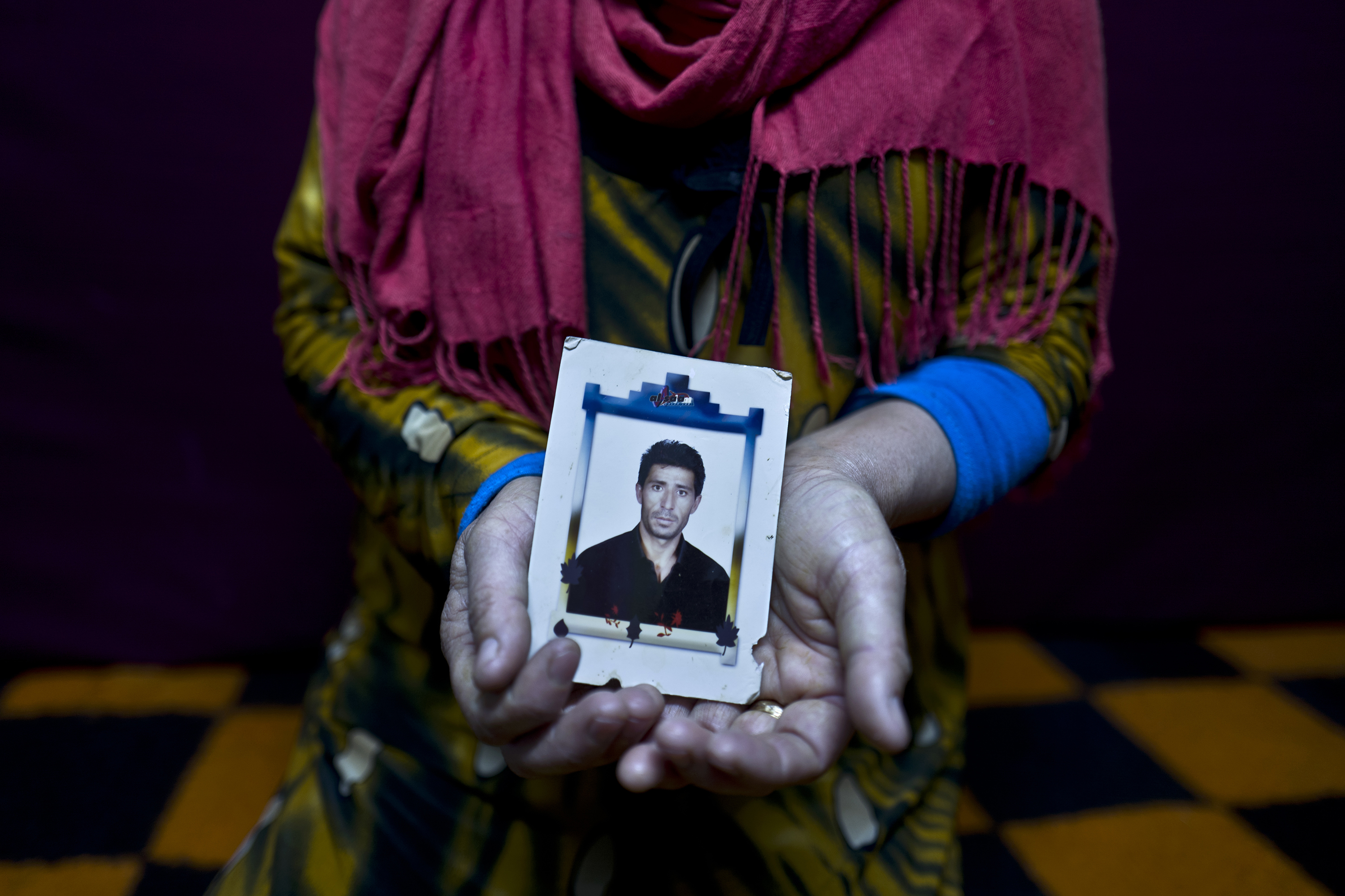 Telling the Story of Syrian Refugees Through the Photos They Carry ...
