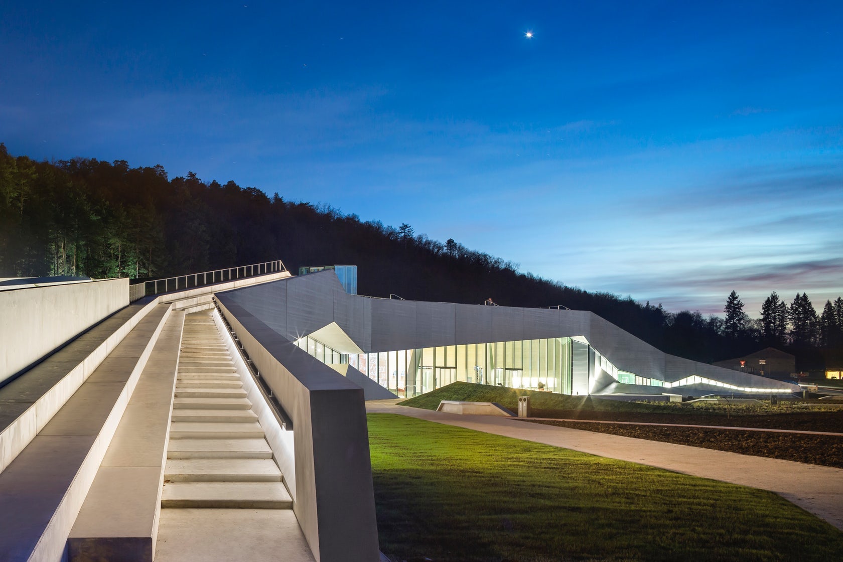 A Look Inside the New Museum for World's Most Famous Cave Paintings ...