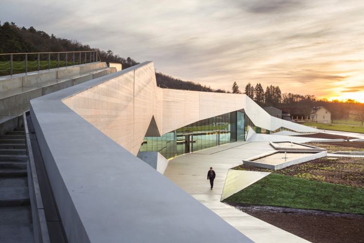 A Look Inside the New Museum for World's Most Famous Cave Paintings ...