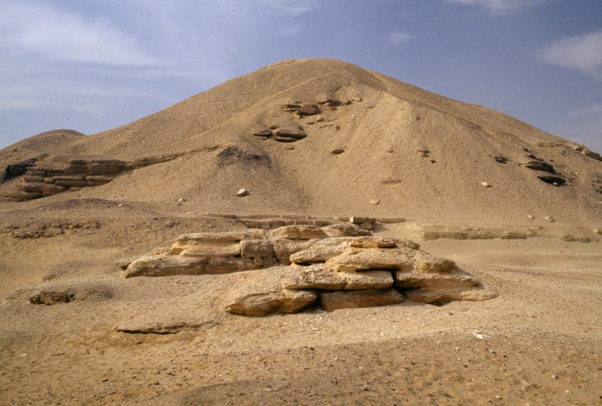 Archaeologists Are Digging into 802 Newly-Discovered Egyptian Tombs ...