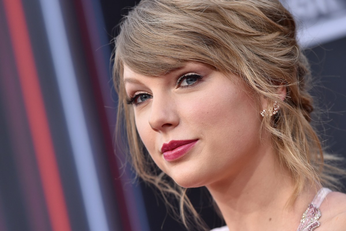 Taylor Swift Wades into Politics and Endorses Tennessee Democrats ...