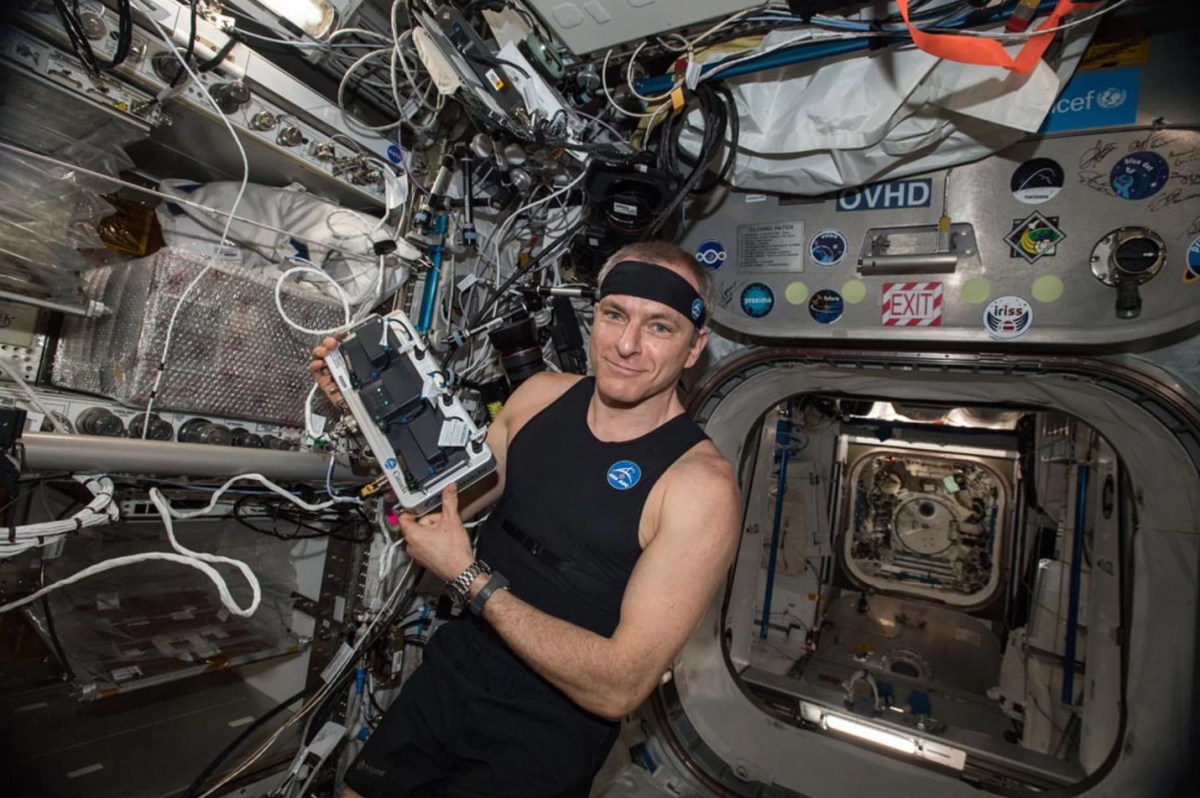 This Astronaut Is Wearing a "Smart" Astroskin Jersey on the Space ...