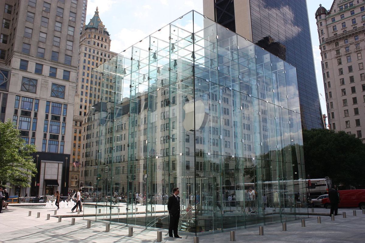 COVID-19 Prompts Reopened Apple Stores to Close - InsideHook