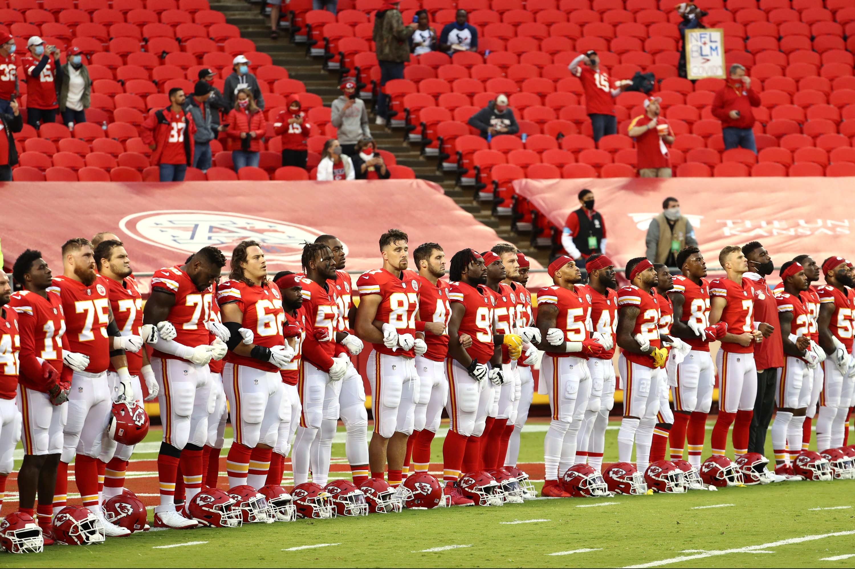 KC Chiefs Fans Boo NFL Players Protesting Racism With Moment of Unity ...
