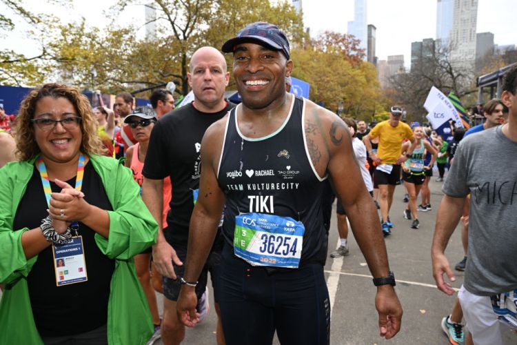 Tiki Barber and Ellie Kemper Ran This Year's NYC Marathon - InsideHook