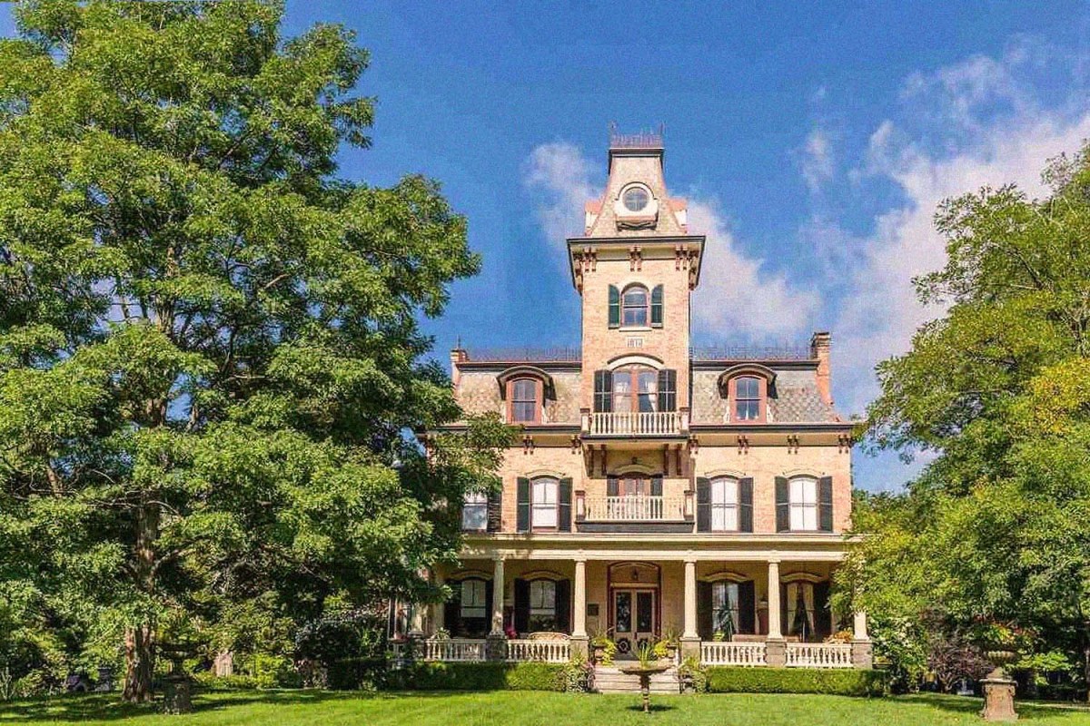 The Edgewood Mansion Offers a Quintessential Upstate Stay - InsideHook