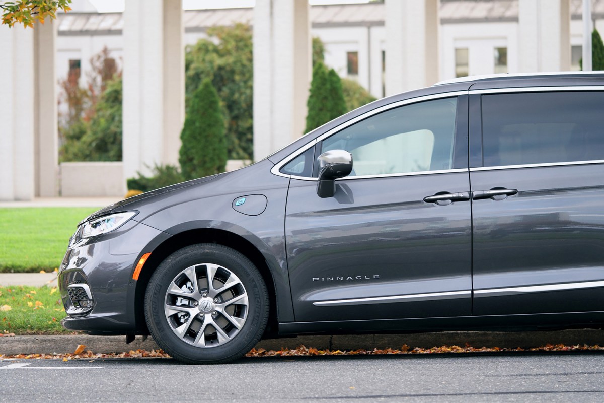 Review: This Chrysler Minivan May Convince You to Ditch the SUV ...