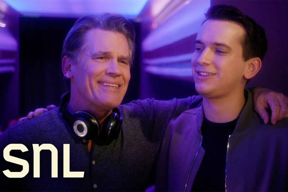 This Week's "SNL" Covered the Ethics of In-Flight Movies - InsideHook