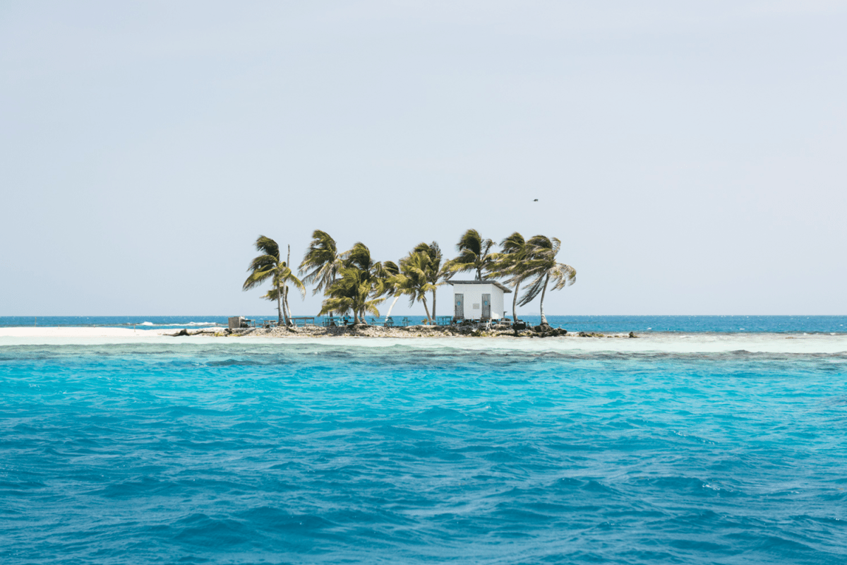 Island Hopping Through the Second Largest Barrier Reef in the World ...