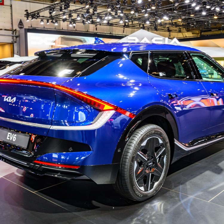 Inside the Birth of the Dodge Hellcat V8, On the Eve of Its Death ...